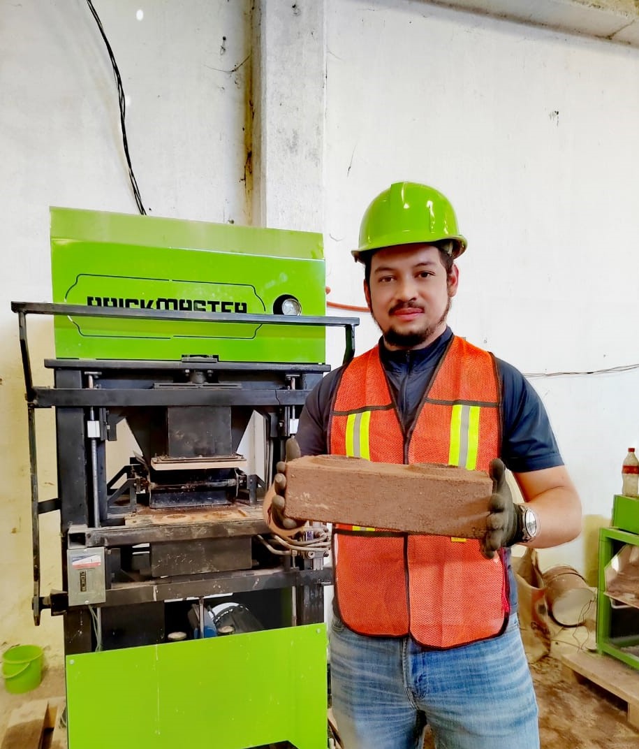 Brickmaster, construyendo desde la tierra para una calidad de vida digna