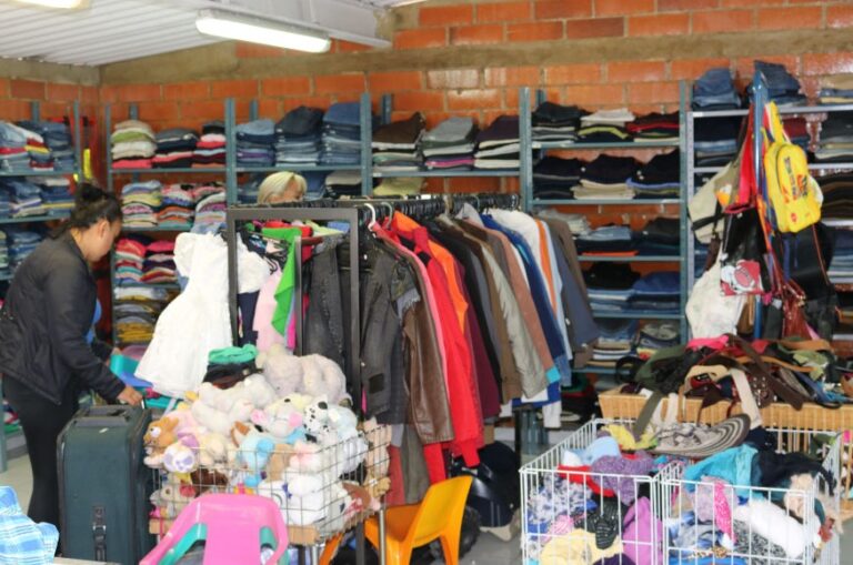 Así funciona el Banco de Ropa más grande de Colombia a cargo del Minuto ...
